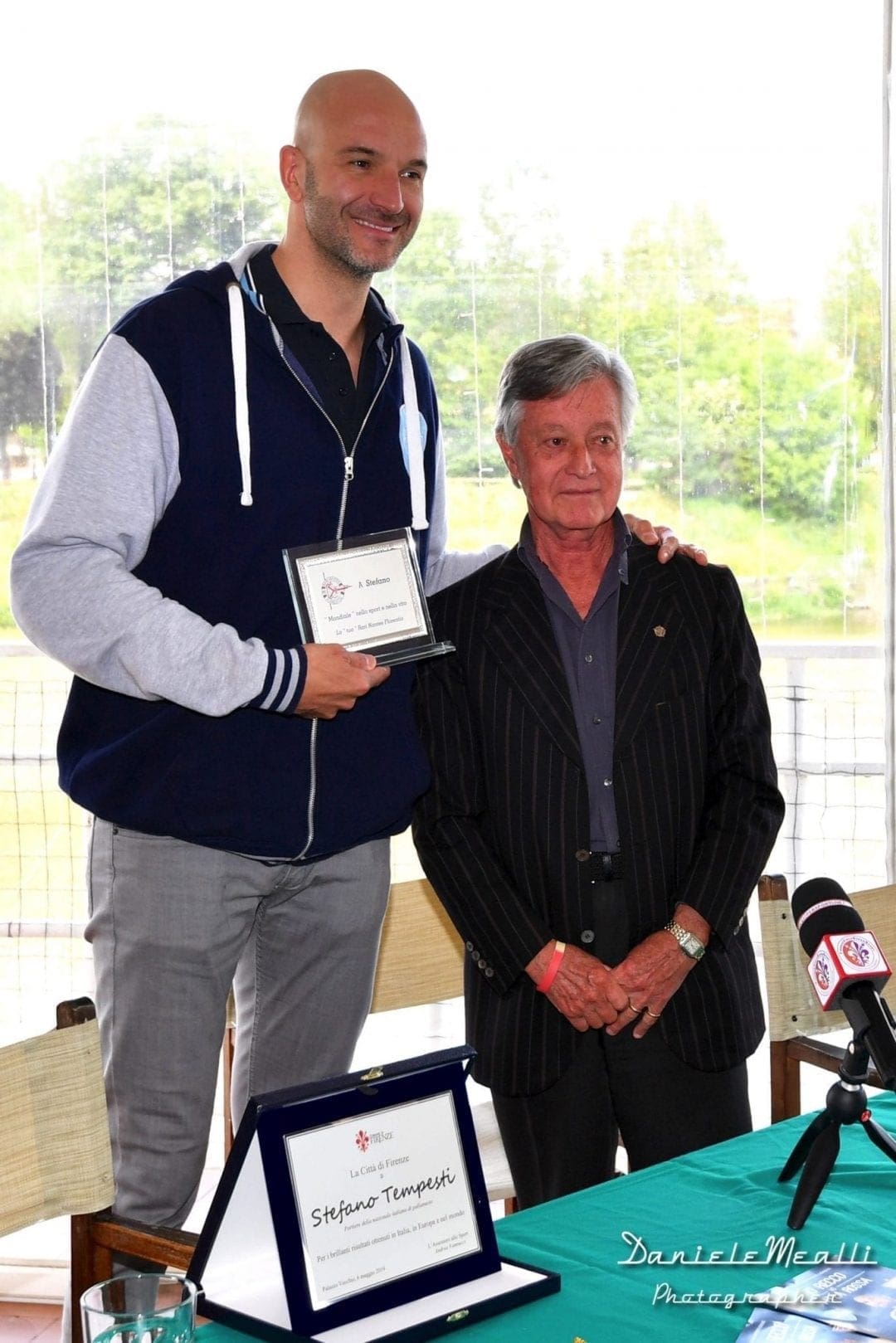 Stefano Tempesti premiato dal presidente Andrea Pieri | Rari Nantes ...